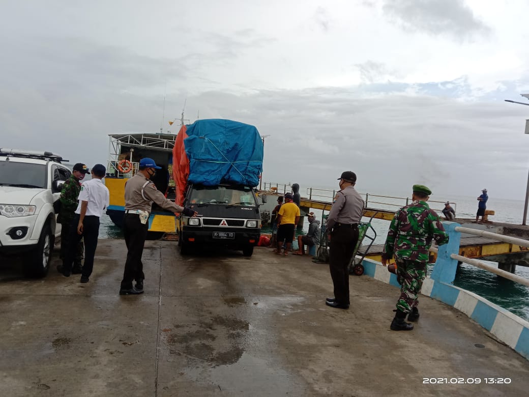 Pengamanan Kedatangan dan Pemberangkatan Kapal KMP Dharma Kartika di ...